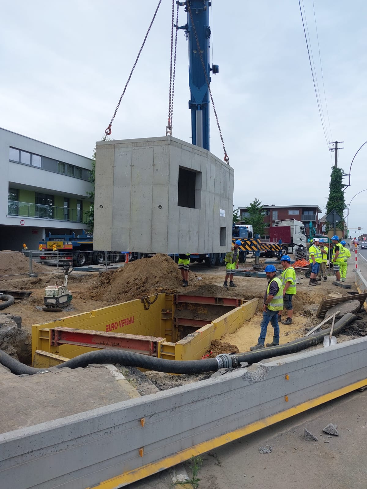 27 ton zware rioolput onder Laurierplein geplaatst – Sint-Pieters-Leeuw ...