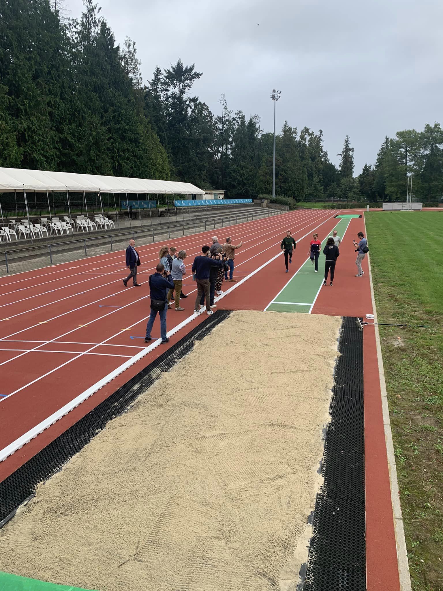 Vernieuwde atletiekpiste in provinciedomein Huizingen geopend – Sint ...