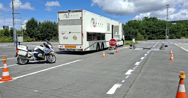 Politie en GOCA controleren elf vrachtwagens in Sint-Pieters-Leeuw